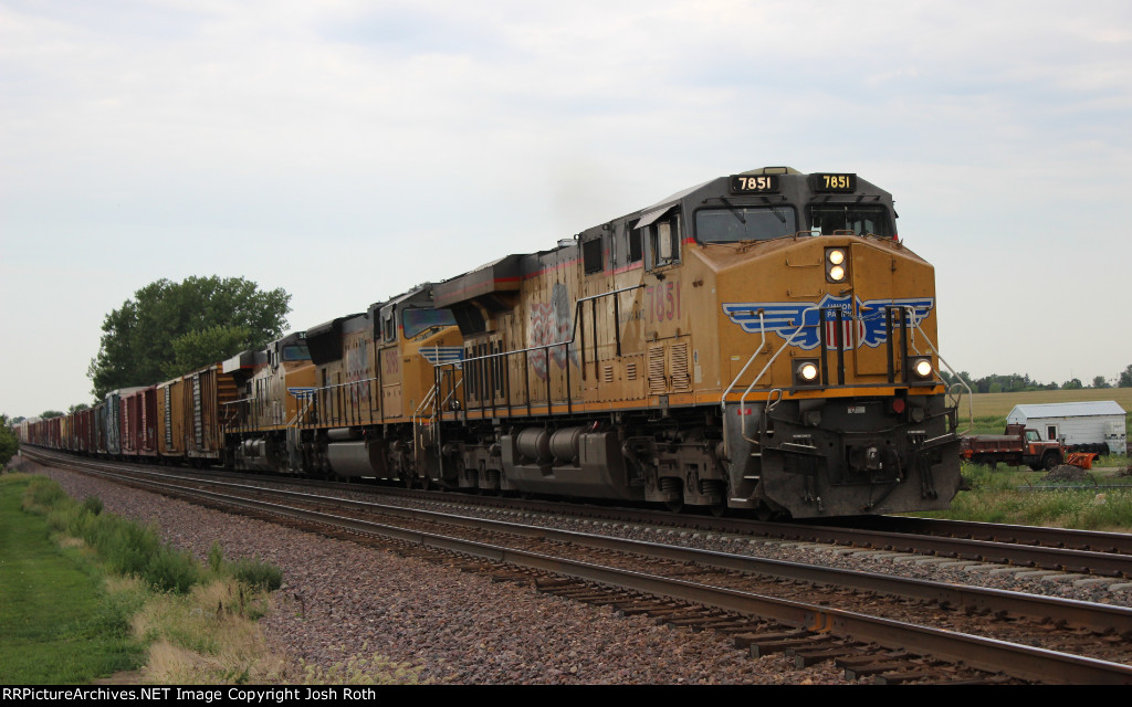 37. UP 7851, UP 5098 & UP 5698